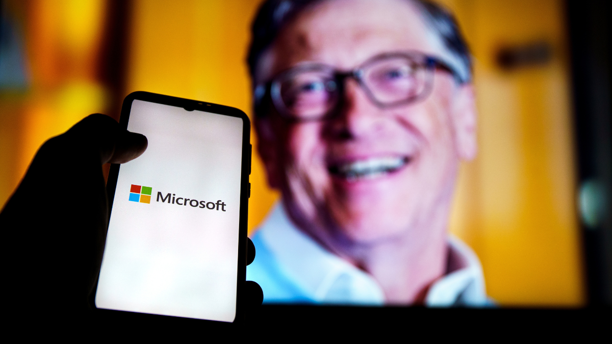 ¡Sorprendente! Este móvil usa Bill Gates en su día a día
