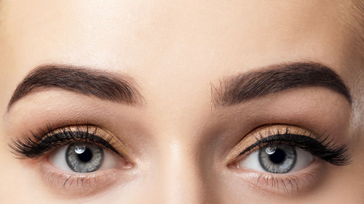 Las cejas gruesas marcan tendencia y belleza natural según redes sociales